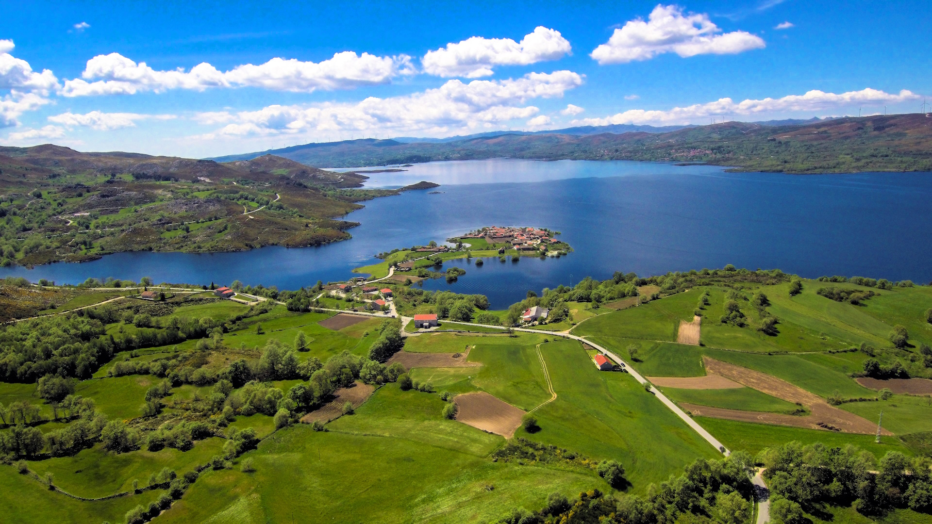 NACIONAL 103: do litoral minhoto ao interior transmontano de Portugal ...